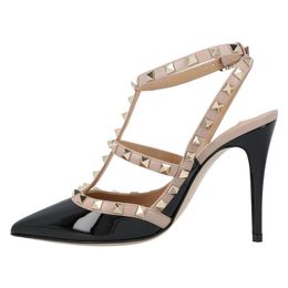 Valentino Garavani Hohe Schuhe - Black Calfskin Pumps With Gold-Tone Stud Embellish - Gr. 40 (EU) - in Schwarz - f&uuml;r Damen