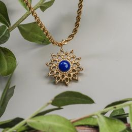 Holzkern Necklaces Damen Gold und Lapislazuli