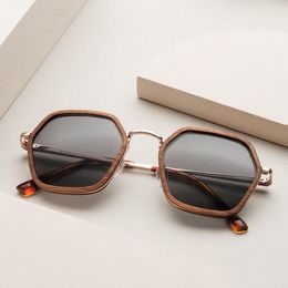 Holzkern Sonnenbrille The Sincere (Walnuss/Mattgold)