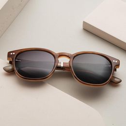 Polarisierte Sonnenbrille Honey mit UV 400 Schutz aus Walnuss und Ahorn Holz