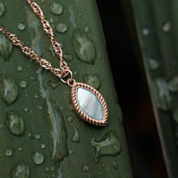 Holzkern Necklaces Damen Ros&eacute; und Perlmutt
