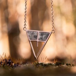 Holzkern Necklaces Damen Ros&eacute; und Grauer Marmor