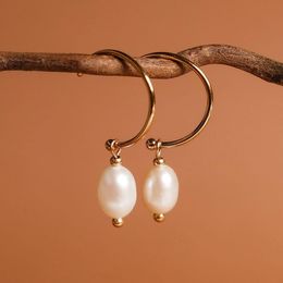 Holzkern Earrings Damen Gold und Wei&szlig;e Perle