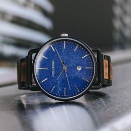 Kostbare Herrenuhr aus sehr seltenem Koa Holz mit blauem Ziffernblatt aus Sodalith