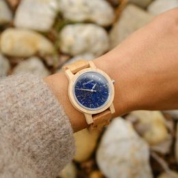 Holzuhr f&uuml;r Damen Wasser mit Lapislazuli Zifferblatt & Ahorn Holz