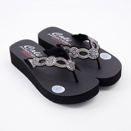 Schwarze Flip Flops mit Ziersteinen