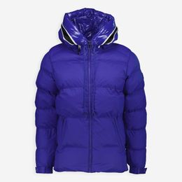 Blaue Pufferjacke mit verstecktem Logo auf der Kapuze