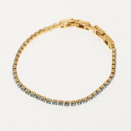 Goldfarbenes Armband mit blauen Swarovski-Kristallen