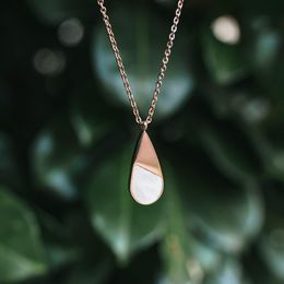Holzkern Necklaces Women Ros&eacute; und Wei&szlig;es Perlmutt