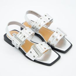 Steve Madden Silberfarbene flache Saria Sandalen mit &Ouml;sen