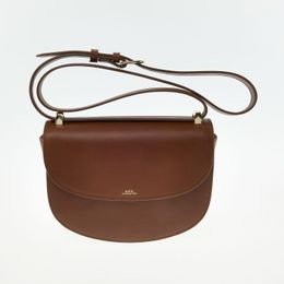 A.P.C. Braune Geneve Umh&auml;ngetasche aus Leder