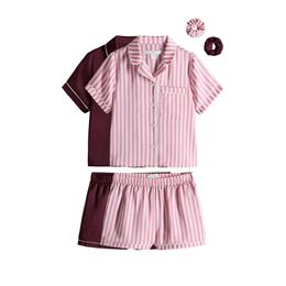 The Set Set: Pyjama und Haargummi M&auml;dchen Gr&ouml;&szlig;e 128 pink / weinrot / wei&szlig;