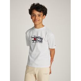 T-Shirt Tommy Hilfiger "FLAG FUN TEE SS", Jungen, Gr. 4 (104), wei&szlig;, Jersey, Obermaterial: 100% Baumwolle, bedruckt, regular fit, Rundhals, abgesteppt, Shirts T-Shirt, mit Logodruck