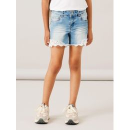Shorts name it "NKFSALLI SLIM DNM SHORTS", M&auml;dchen, Gr. 128, N-Gr, blau (medium, blau), Denim/Jeans, Obermaterial: 70% Baumwolle, 28% Polyester, 2% Elasthan, Abriebeffekte, kontrastfarbene Details, unifarben, slim fit ca. Mitte Oberschenkel, Hosen Shorts, Bein mit offener Kante und eingesetztem Spitzendetail