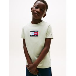 T-Shirt Tommy Hilfiger "TOMMY SCRIPT FLAG PRINT TEE SS", Jungen, Gr. 86, gr&uuml;n (misty sage), Single Jersey, Obermaterial: 100% Baumwolle, unifarben, regular fit h&uuml;ftlang, Rundhals, Shirts T-Shirt, f&uuml;r Kinder bis 16 Jahre, mit Logo-Print