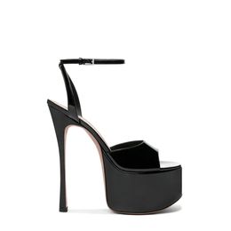 Amina Muaddi Sandalen - Patent Leather Platform Sandals With Stiletto Heel - Gr. 38 (EU) - in Schwarz - f&uuml;r Damen