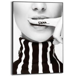 Poster Reinders "Ssshhh", schwarz-wei&szlig; (farbe bild(er): schwarz, wei&szlig;), B:50cm H:70cm T:1,6cm, Bilder, Poster, Home Office - Frau - Stille - Schwarz-Wei&szlig; - MDF - Menschen - 50x70 cm