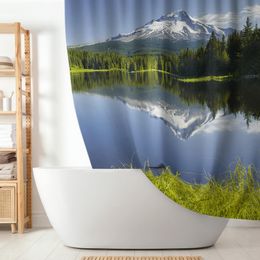 Duschvorhang Vulkan mit Wasserspiegelung