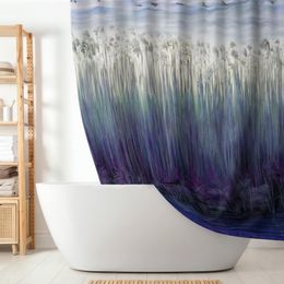 Duschvorhang Flussschilf vor Berglandschaft in blau