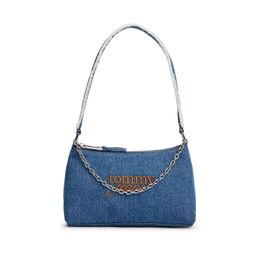 Schultertasche Tommy Jeans "TJW COOL DENIM SHOULDER BAG", Damen, Gr. B/H/T: 23cm x 15cm x 13cm, jeansblau, Baumwolle, Taschen Schultertasche, Damen Tragetasche, Minibag mit modischer Zierkette
