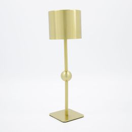 Goldfarbene Tischlampe