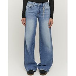 Low-rise-Jeans Tally Weijl "SPADEPALLAS", Damen, Gr. 42, N-Gr, medium indigo wash usedeffects, Denim/Jeans, Obermaterial: 69% Baumwolle, 30% Lyocell, 1% Elasthan, Abriebeffekte, straight fit lang, Jeans, Baumwollmischung, Low-Waist mit geradem Beinverlauf und Strass-Anh&auml;nge