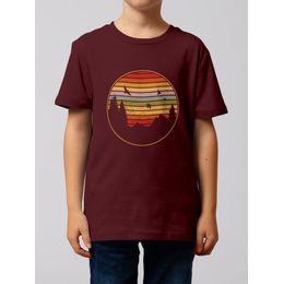 wat? Apparel T-Shirt Sunset Berge & Tannen in Weinrot | Gr.: 152-164