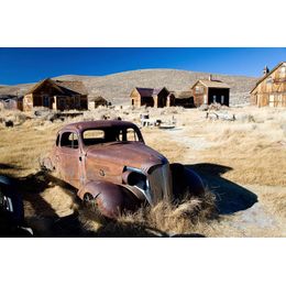 papermoon Fototapete "Autowrack in Geisterstadt", B/L: 4,5m x 2,8m, Bahnen: 9 Stk., bunt, Schlafzimmer, Tapeten