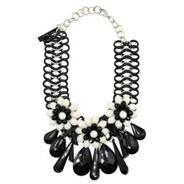 Damen Kette mit Anh&auml;nger "Fiori", schwarz, Basic, Collezione Alessandro, Kunstfaser, Halsketten, mit drei Bl&uuml;ten aus facettierten Perlen