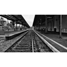 papermoon Fototapete "Bahnsteig Schwarz & Wei&szlig;", B/L: 5m x 2,8m, Bahnen: 10 Stk., schwarz, Schlafzimmer, Tapeten