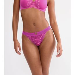String Triumph "Palina Waves of Glow", Damen, Gr. 38, plum fusion, Spitze, Obermaterial: 77% Polyamid, 23% Elasthan, k&ouml;rpernah, Unterhosen String, Triumph x Palina Rojinski, leicht, zarte Spitze, elastisch
