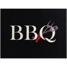 PRIMAflor-Ideen in Textil Fu&szlig;matte &raquo;BBQ Grillunterlage schwarz, Made in Belgium&laquo; rechteckig 5 mm H&ouml;he Grillmatte ideal als Bodenschutz, mit Spruch, 