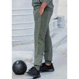 Le Jogger Herren Sweatpants, gr&uuml;n, Gr. M, unifarben, Obermaterial: 50% Polyester, 45% Baumwolle, 5% Elasthan, Hosen, mit farblichen Einsatz und