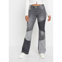 Schlagjeans bonprix "Flared-Jeans Mid Waist", Damen, Gr. 36, N-Gr, grau (grau denim, dunkelgrau denim, mittelgrau denim), Obermaterial: 82% Baumwolle, 17% Polyester, 1% Elasthan, regular fit, Jeans Schlagjeans, Regular Fit, Mid Waist, mit Elasthan-Anteil, Topseller