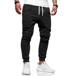 behype Herren Sweathose "JOGGERY", schwarz, Gr. M, 65% Baumwolle, 35% Polyester, Hosen, im modernen Slim Fit-Schnitt