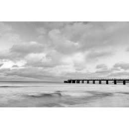 papermoon Fototapete &raquo;Steg im Wasser Schwarz & Wei&szlig;&laquo; schwarz Vlies