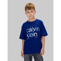Calvin Klein Jeans Jungen T-Shirt &raquo;COLOR LOGO GRAPHIC SS T-SHIRT&laquo; f&uuml;r Kinder bis 16 Jahre, Logo-Schriftzug blau 4 (104)