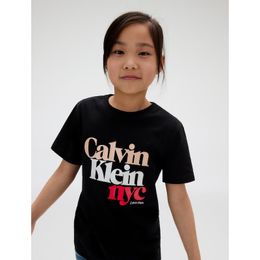 Calvin Klein Jeans M&auml;dchen T-Shirt &raquo;PEARL SIGNATURE NYC REGULAR TEE&laquo; f&uuml;r Kinder bis 16 Jahre, mit gro&szlig;em Druck schwarz 4 (104)