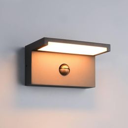 Trio LED-Au&szlig;enwandlampe Ravi, anthrazit Breite 18 cm Sensor, IP54