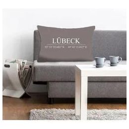 Dekokissen queence "L&uuml;beck", grau (grau, bedruckt), B:40cm L:60cm, Polyester, Dekokissen_Sitzkissen_Kissenh&uuml;llen, Kissenh&uuml;lle,T&uuml;rkiser Hintergrund,L&uuml;beck Schriftzug,Koordinaten
