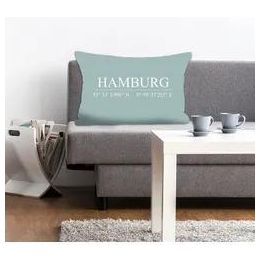 Dekokissen queence "Hamburg", blau (t&uuml;rkis, bedruckt), B:40cm L:60cm, Polyester, Dekokissen_Sitzkissen_Kissenh&uuml;llen, Kissenh&uuml;lle,Hamburg Schriftzug,Koordinaten,Stadtmotiv,Urban,Maritim