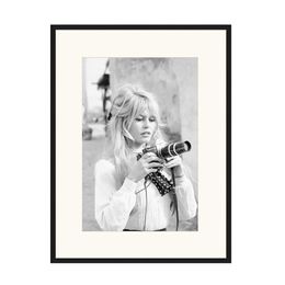 Liv Corday Bild 'Brigitte with Her Camera' Herren Gr&ouml;&szlig;e 40x50 schwarz / wei&szlig;