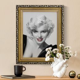 Gerahmtes Leinwandbild Marilyn auf Sofa