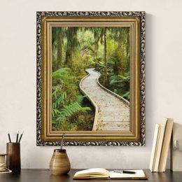 Bilderwelten Bild mit Barockrahmen Antik Wald Tropisch Barock gr&uuml;n - Pfad im Urwald - B&auml;ume Wohnzimmer Schlafzimmer
