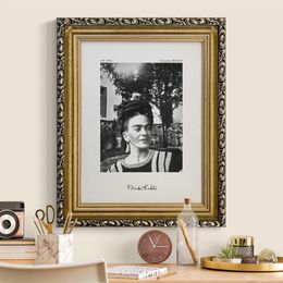 Gerahmtes Leinwandbild Frida Kahlo Foto Portrait im Garten
