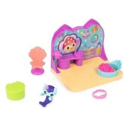 Spin Master Gabby's Dollhouse Deluxe Room Spielset, Wellness Raum mit Meerk&auml;tzchen (engl. MerCat), M&ouml;belst&uuml;cken und thematischem Zubeh&ouml;r