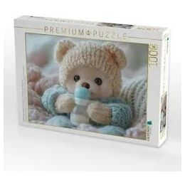 Calvendo Puzzle Niedlicher Baby Teddyb&auml;r mit Trinkflasche - Ein Moment voller Geborgenhei 1000 Teile Lege-Gr&ouml;&szlig;e 64x48cm Foto-Puzzle f&uuml;r gl&uuml;ckliche Stunden