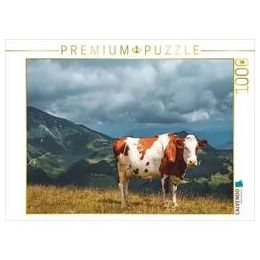 Calvendo Puzzle Eine rotbraun-wei&szlig;e Kuh steht friedlich auf einer Almwiese mit herrlichem Blick in die Berge 1000 Teile Lege-Gr&ouml;&szlig;e 64x48cm Foto-Puzz