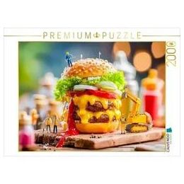 Calvendo Puzzle Miniatur Bauarbeiter mit Bagger servieren saftigen Burger am Grill 2000 Teile Lege-Gr&ouml;&szlig;e 90x67cm Foto-Puzzle f&uuml;r gl&uuml;ckliche Stunden