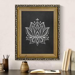Bilderwelten Leinwandbild mit Barockrahmen Lotus Illustration wei&szlig; schwarz